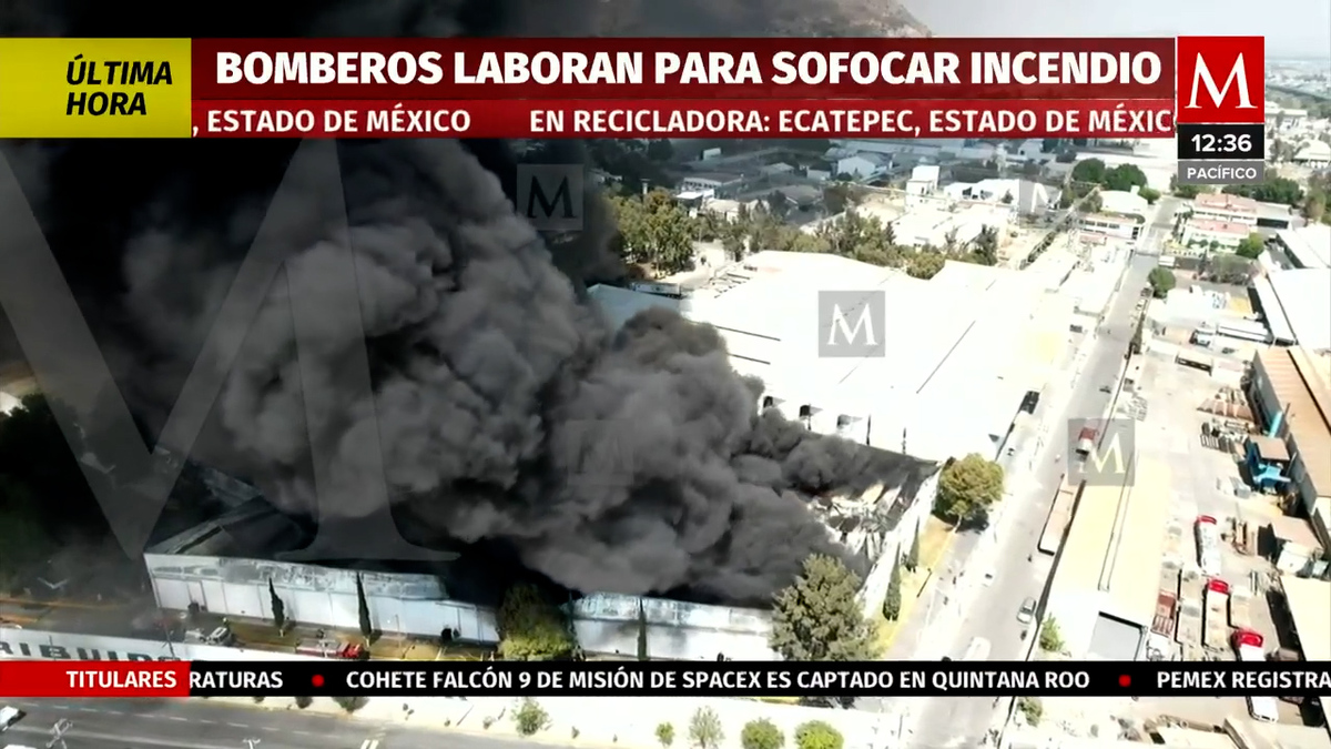 Bomberos laboran para sofocar incendio en recicladora en Ecatepec ...