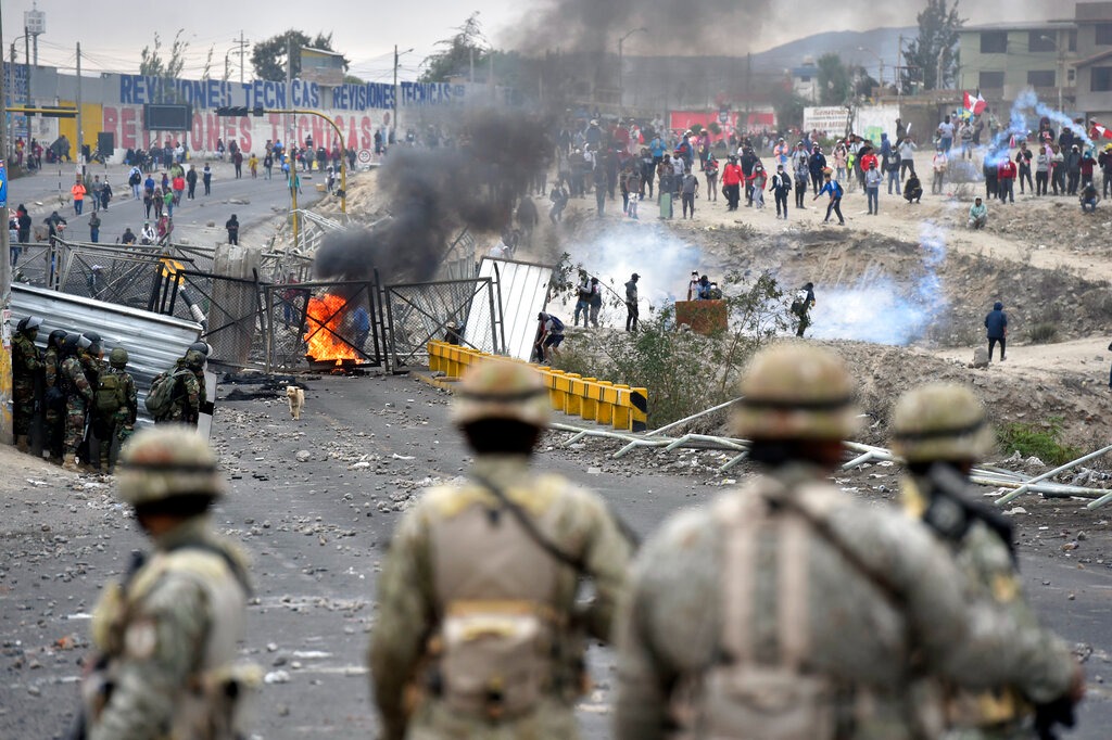 En Perú, mueren dos militares que huyeron de manifestantes por un río ...