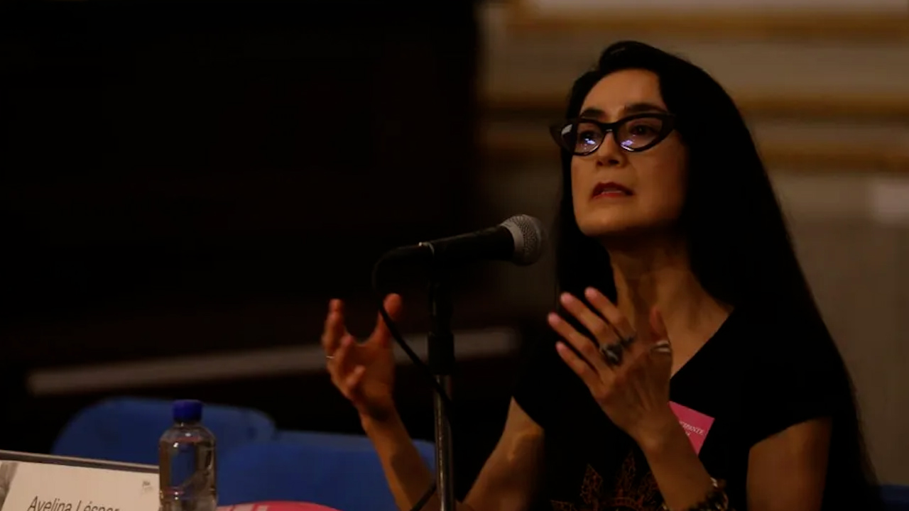 Avelina Lésper presenta su libro “El fraude del arte contemporáneo ...