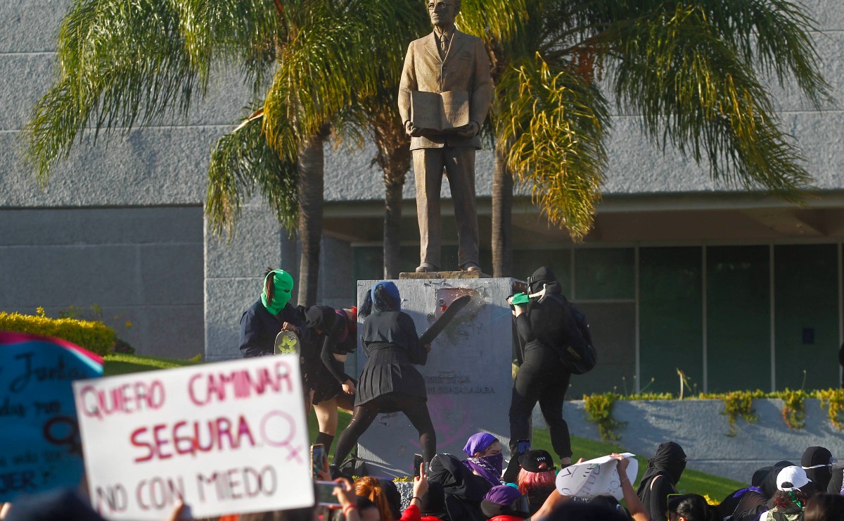 Iconoclasia. Mujeres del 8M destruyen monumentos en protesta- Grupo Milenio