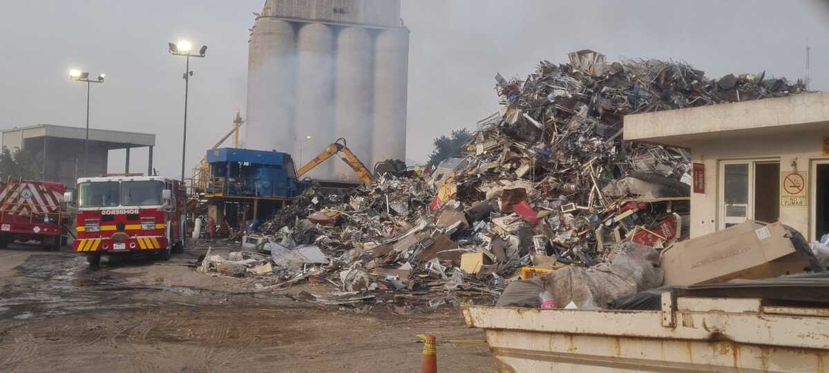 Incendio en chatarrera sigue siendo combatido en Guadalajara- Grupo Milenio