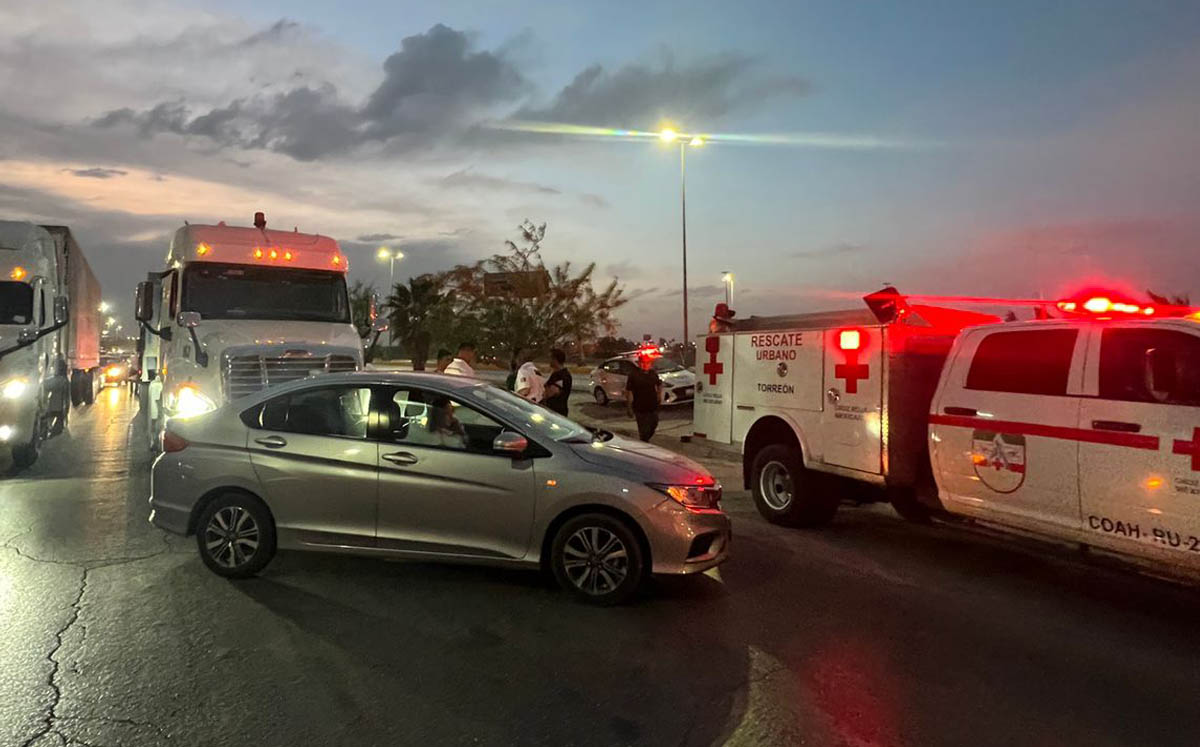 Torreón. Tráiler choca carro, arrastra varios metros en Periférico ...