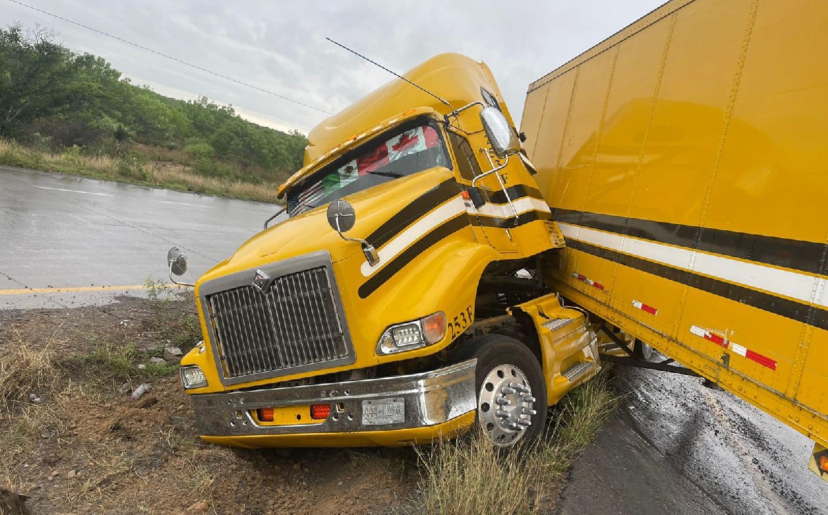 Carretera obstruida por accidente de tráiler en Nuevo Laredo- Grupo Milenio
