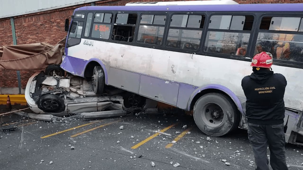 Camión choca contra portón de una empresa y aplasta vehículo en NL ...