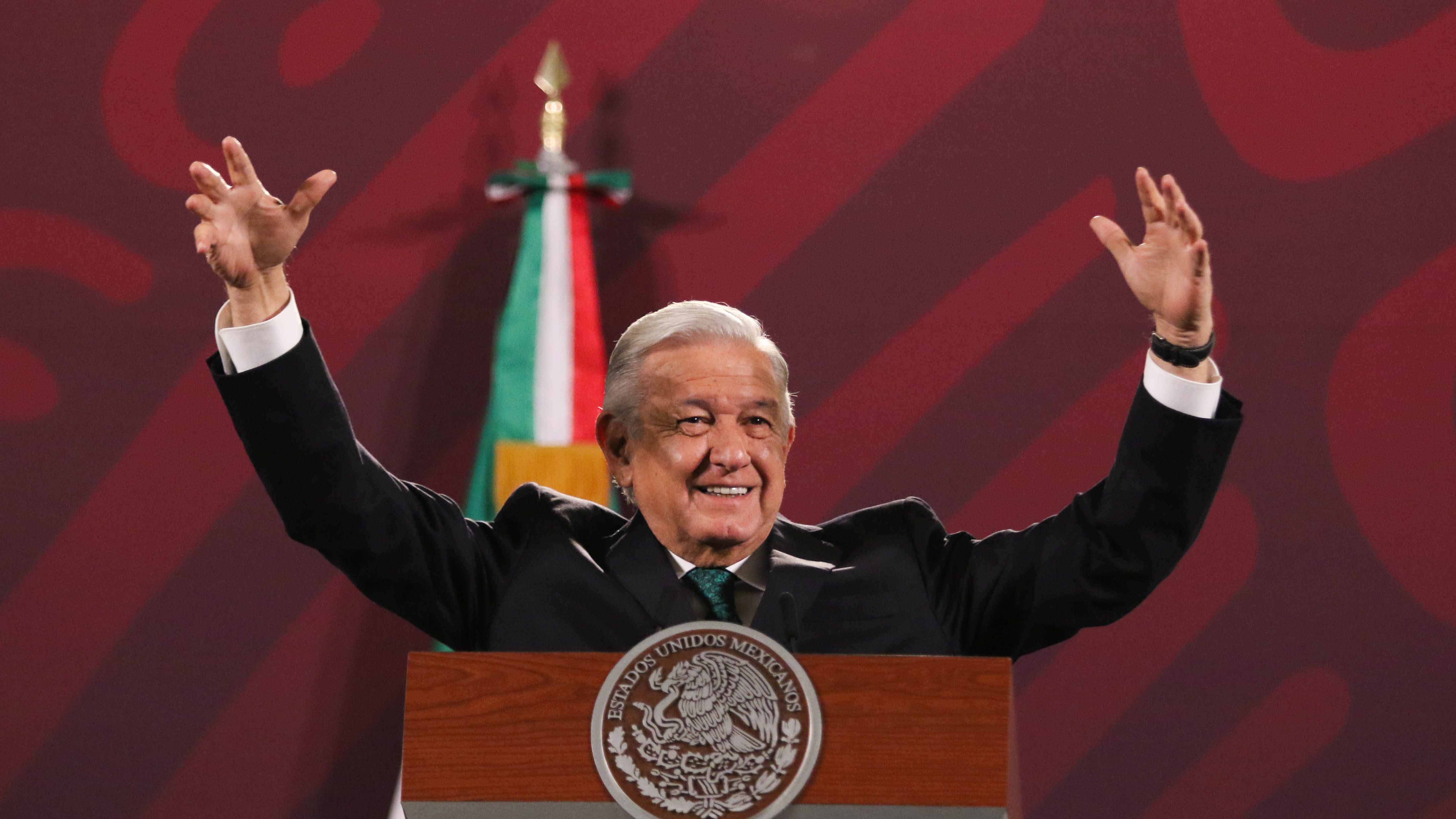 AMLO inicia su mañanera cantando y demostrando buen humor- Grupo Milenio