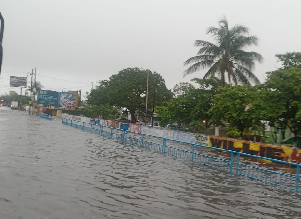 En Veracruz, lluvia torrencial provoca encharcamientos e inundaciones ...