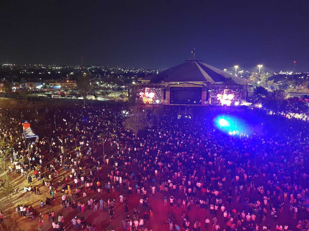 Bicentenario de Jalisco. Miles festejan en el parque Luis Quintanar ...