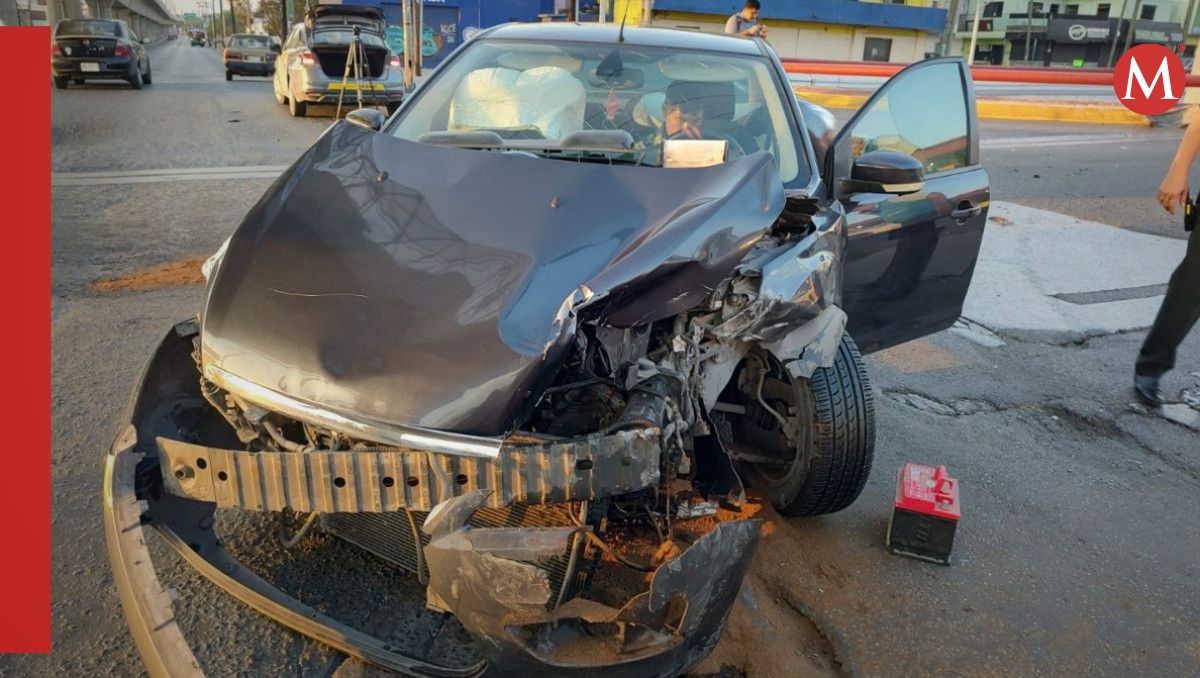 Camioneta impacta auto en avenida Aztlán en Monterrey- Grupo Milenio