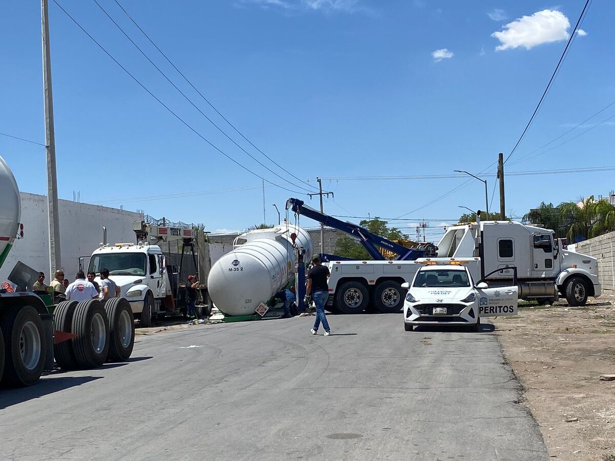 Torreón. Pipa-de-gasolina se hunde-en-pavimento-del-Centro- Grupo Milenio