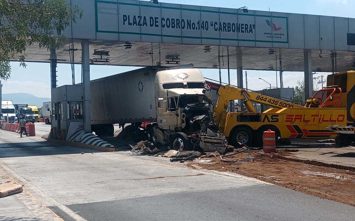 Tráiler se queda sin frenos y choca con caseta en Coahuila- Grupo Milenio