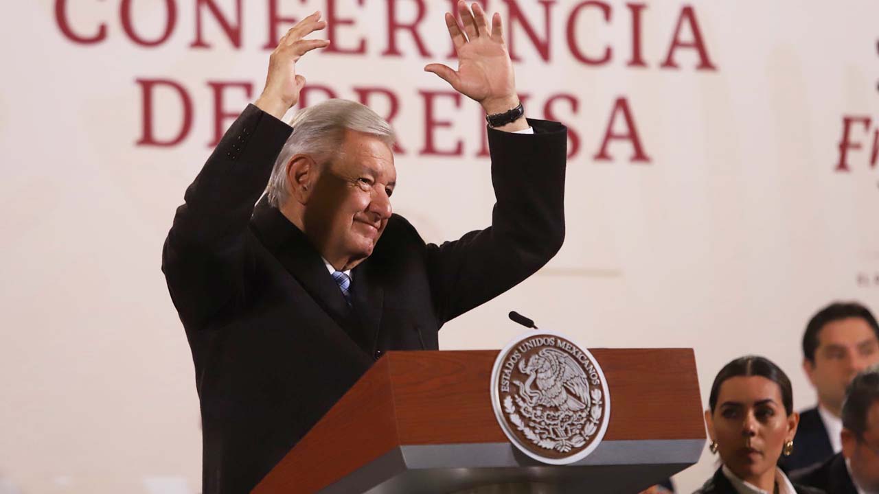 AMLO muestra en La Mañanera a las 10 personas más ricas de México ...