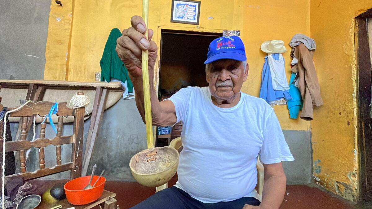Anastacio Guerra elabora cucharones de madera en Oaxaca a sus 86 años ...