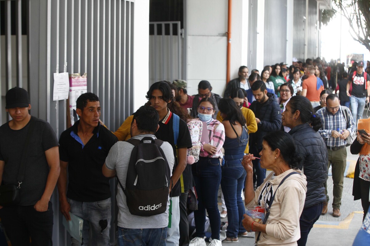 INE. Personas se dan cita en los módulos para tramitar credencial ...