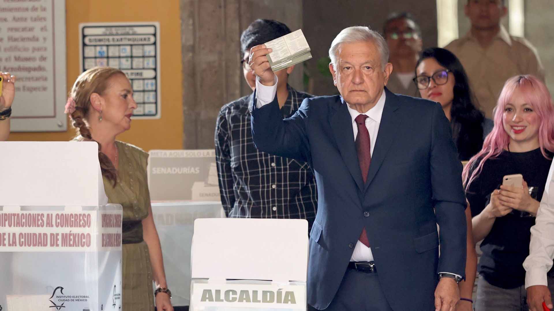 AMLO emite su voto en la jornada electoral 2024; ¡Ánimo!, dice- Grupo ...