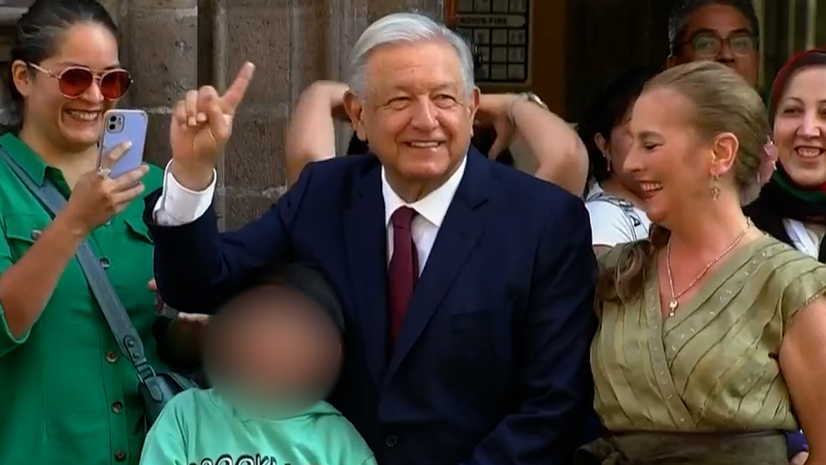 AMLO firma 'Amlito' a un niño y se toma fotos con él- Grupo Milenio