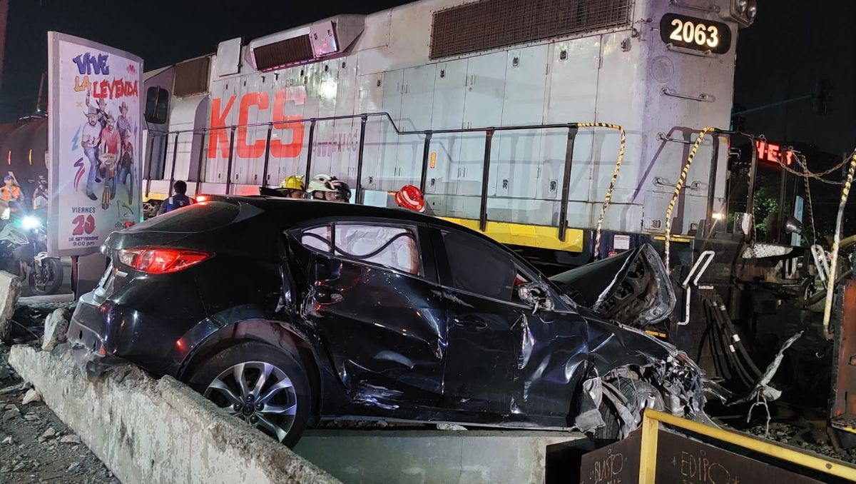 Conductor es impactado por tren en Monterrey y resuta ileso- Grupo Milenio