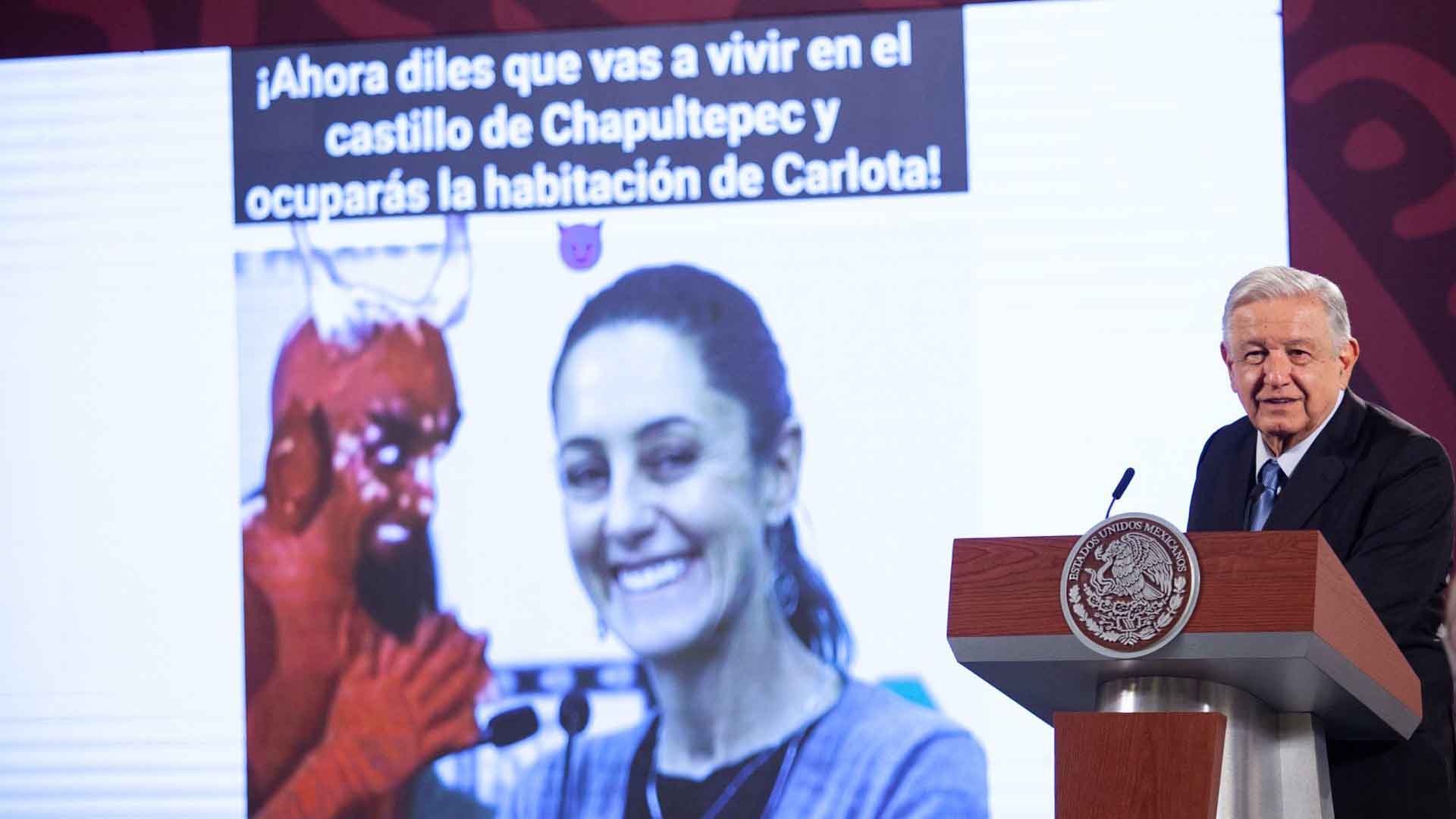 Entre risas, AMLO 'saca el diablito' y muestra un meme- Grupo Milenio