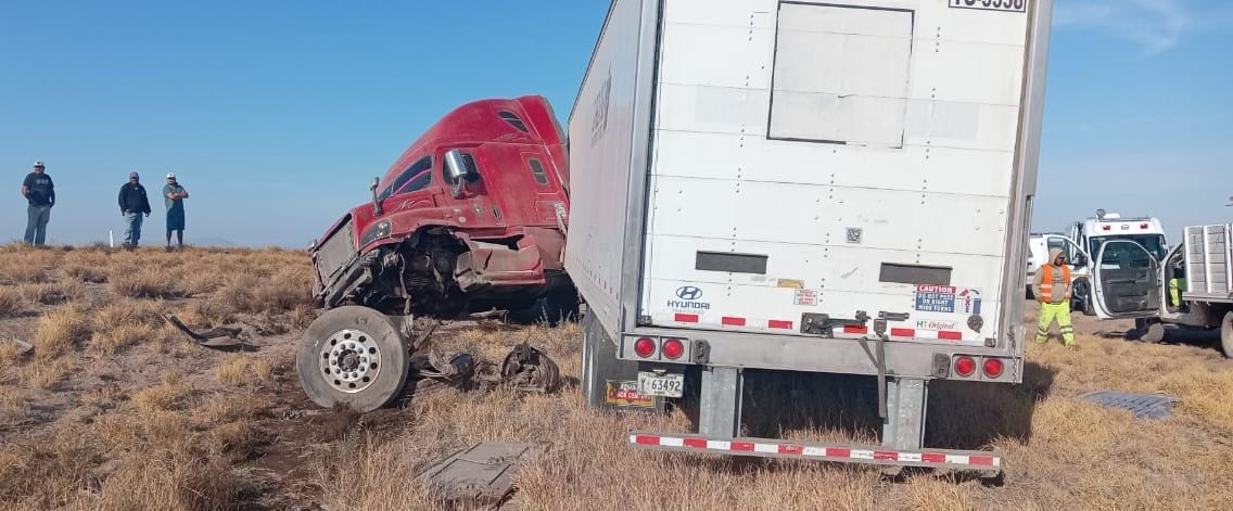 Durango: Conductor de tráiler se duerme y vuelca en carretera- Grupo ...