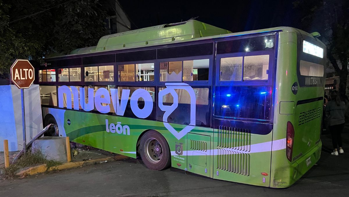 Camión de ruta urbana se impacta contra casa tras choque en Monterrey ...