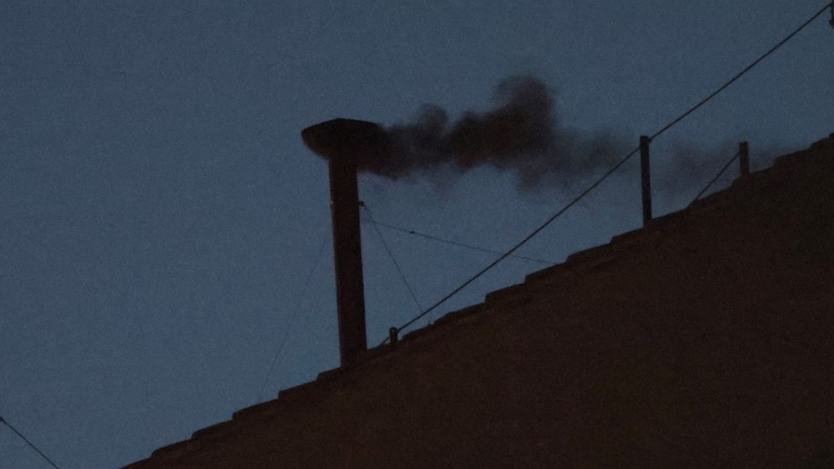 ¡Humo negro! Sale la primera fumata del cónclave 2025- Grupo Milenio