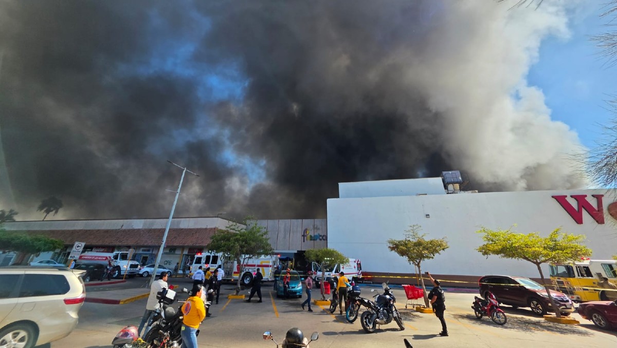 Incendio devasta plaza comercial en Los Mochis; reportan lesionados ...