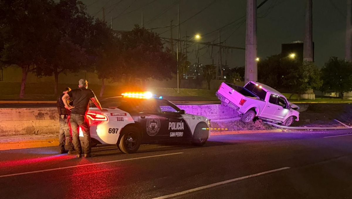 Camioneta se impacta contra luminaria y pareja sale ilesa en San Pedro ...