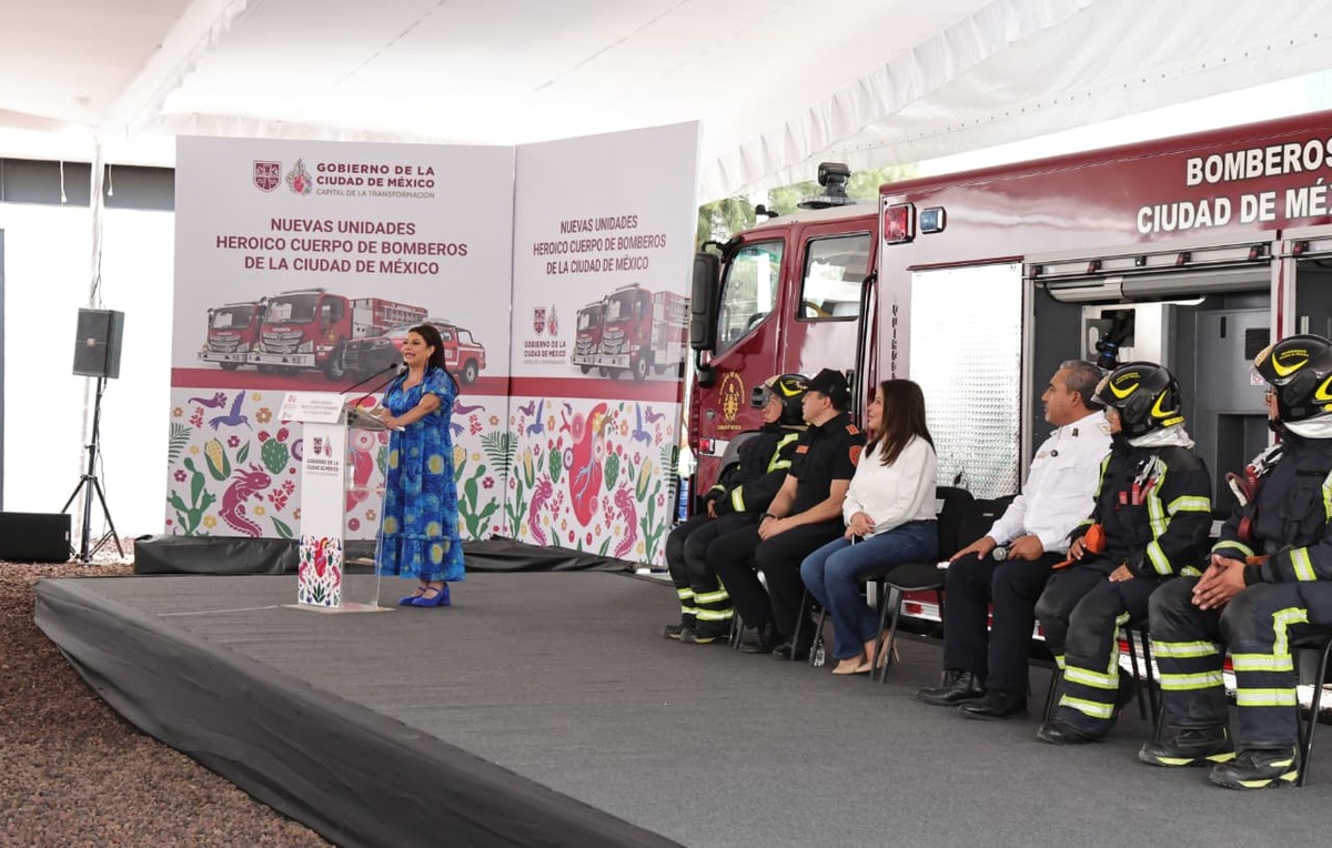 Brugada entrega vehículos, equipos y herramientas a Bomberos de CdMx ...