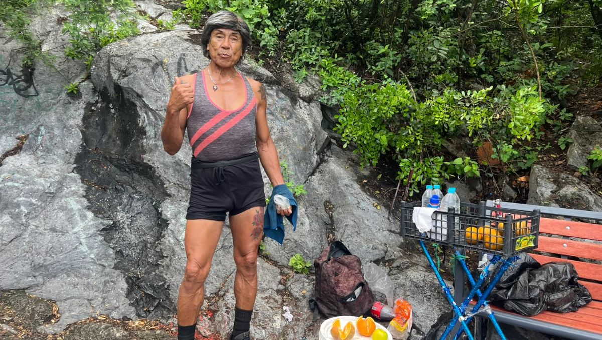 ¡Sube con 40 kilos! 'Cachito' vende naranjas en el Cerro de la Silla ...
