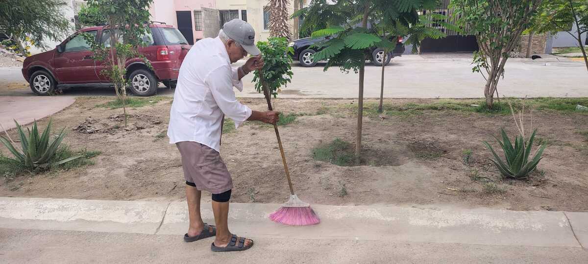 José-Luna adulto mayor limpia calles de Torreón- Grupo Milenio