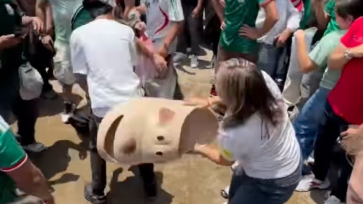 Mujer con chancla gigante golpea a aficionados de futbol | VIDEO- Grupo ...